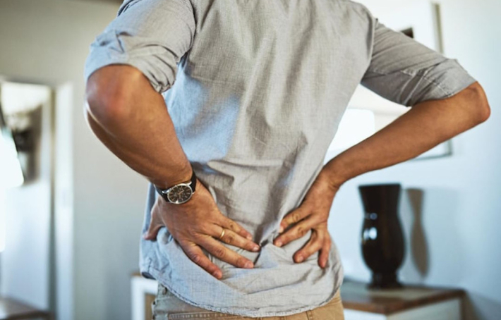 Arthrose lombaire : causes, symptômes et solutions